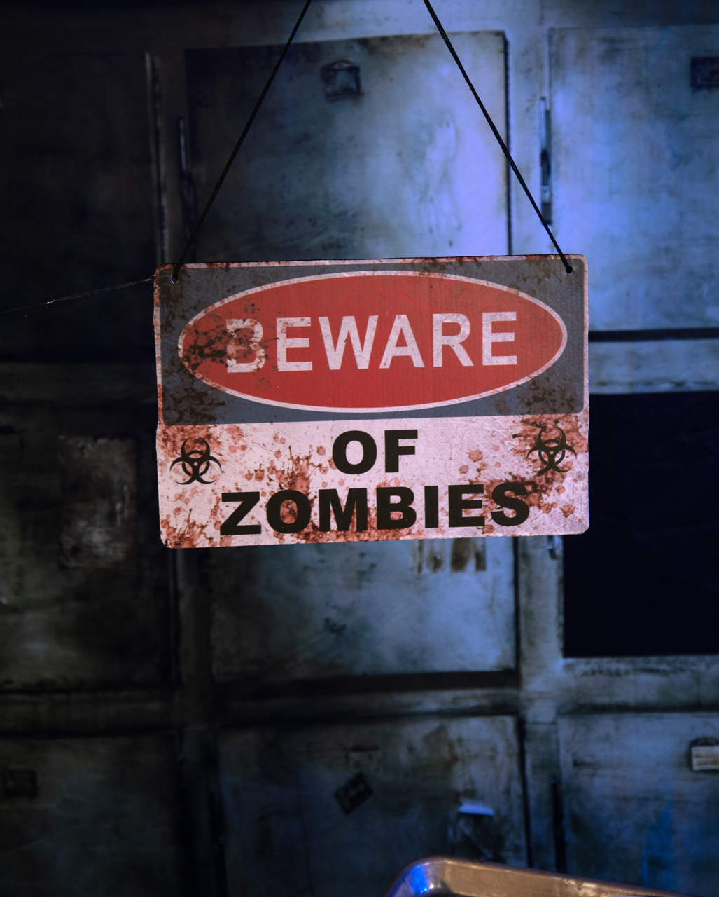 "Beware of Zombies" Warnschild 29cm für Halloween | Horror-Shop.com