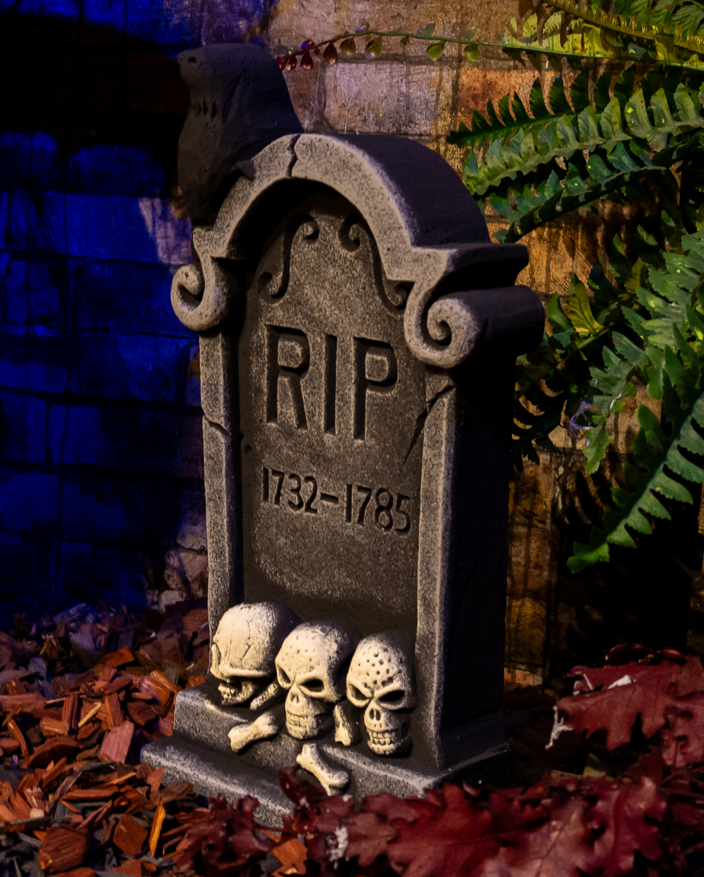 Grabstein mit Rabe & Totenköpfen 47cm für 🎃 | Horror-Shop.com