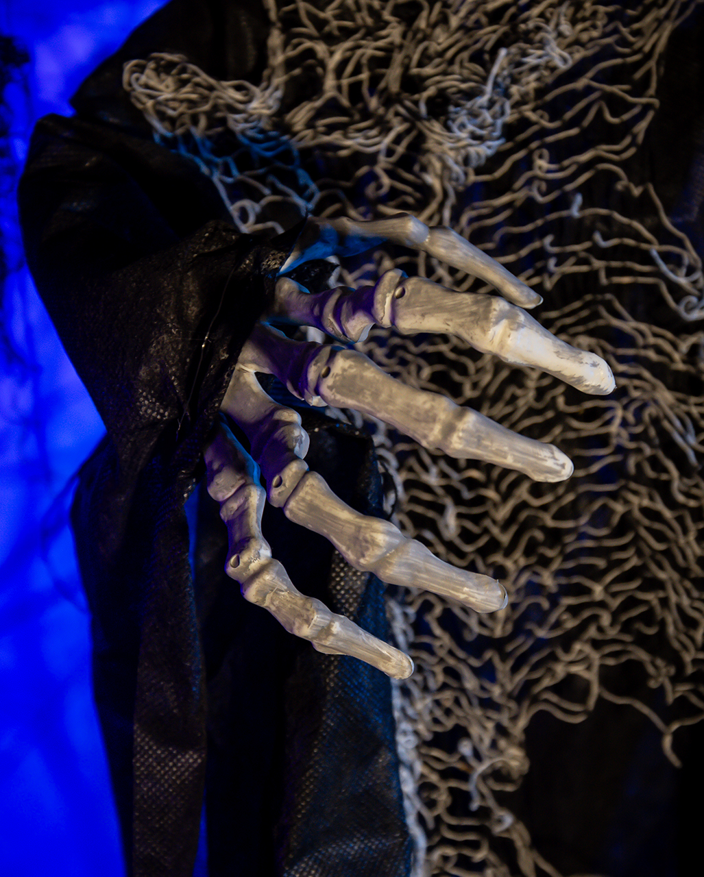 Night Slasher Vampire With Wings Movement, Sound & Light 153cm ...