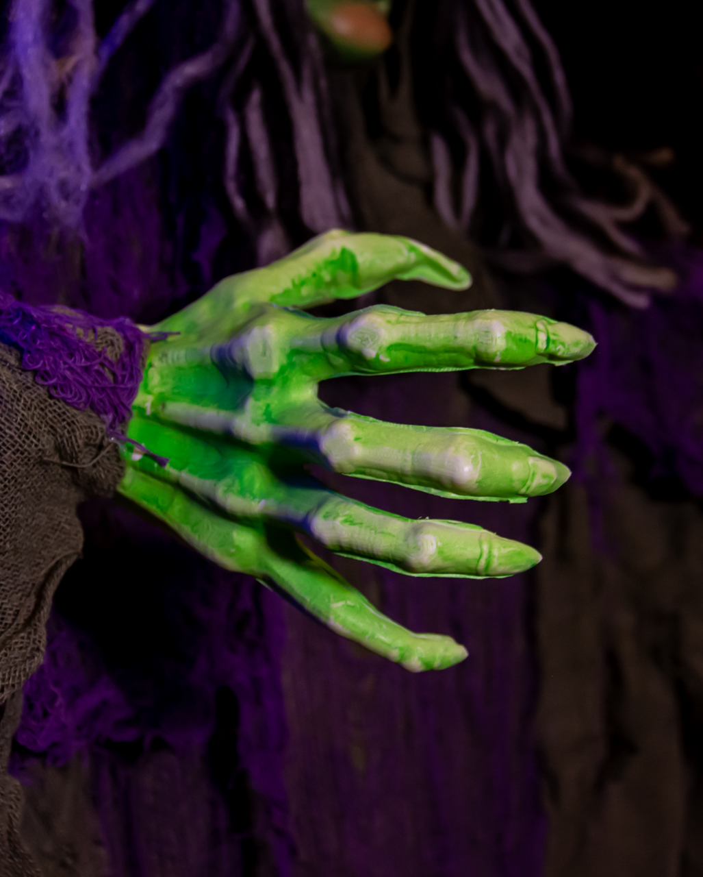 Shaking Witch Hanging Figure With Sound & Light 182cm | Horror-Shop.com