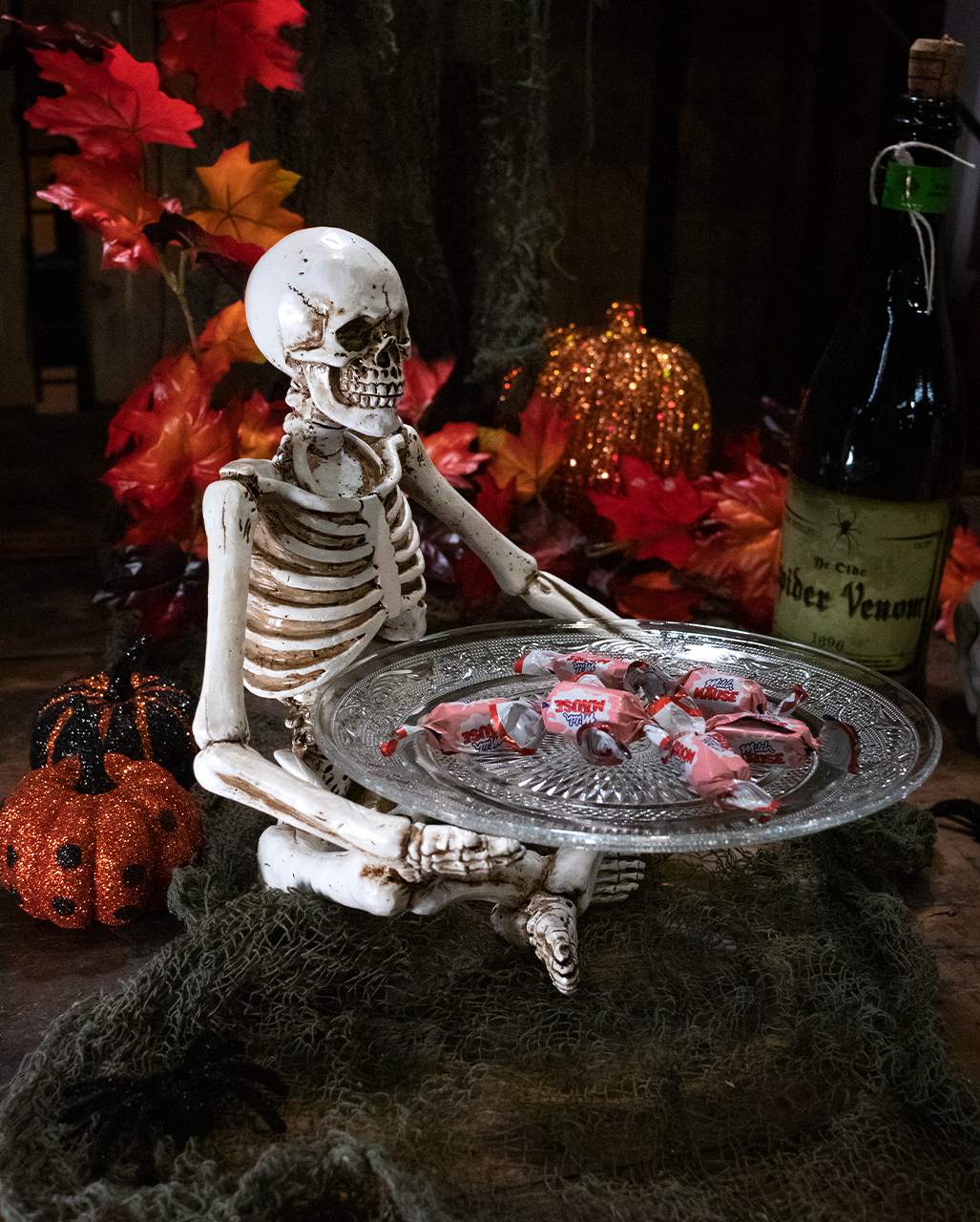 Sitting Skeleton With Serving Plate 27 Cm ★ | Horror-Shop.com