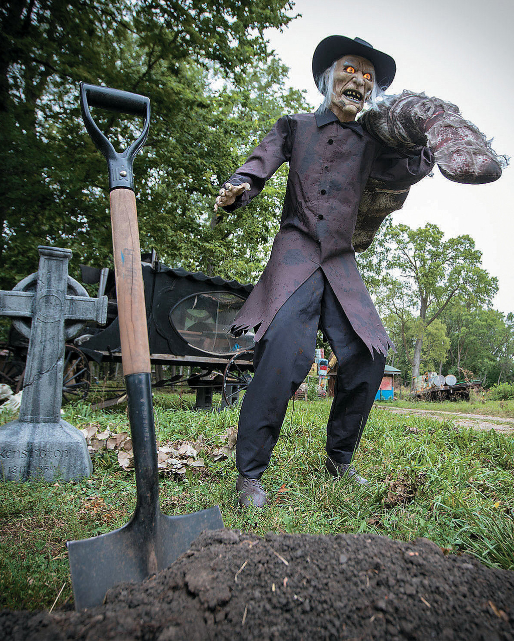 Horrible Grave Robber Halloween Animatronic 183cm | Horror-Shop.com